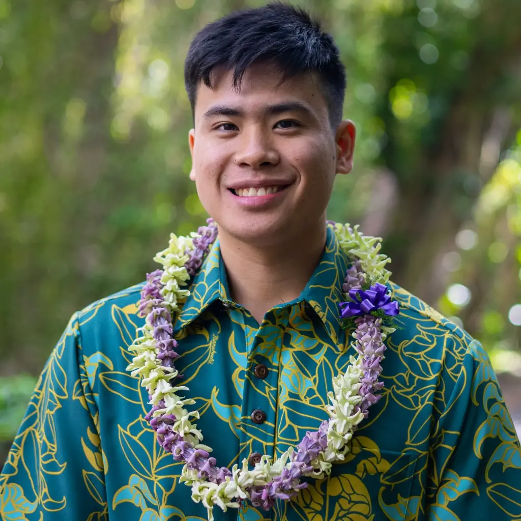 Elegant Crown Twist Lei with Regal Crown Flowers